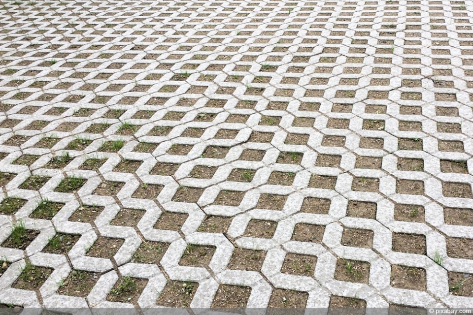 DIY-Rasengitter - Rasengittersteine aus Beton verlegen - Hausgarten.net
