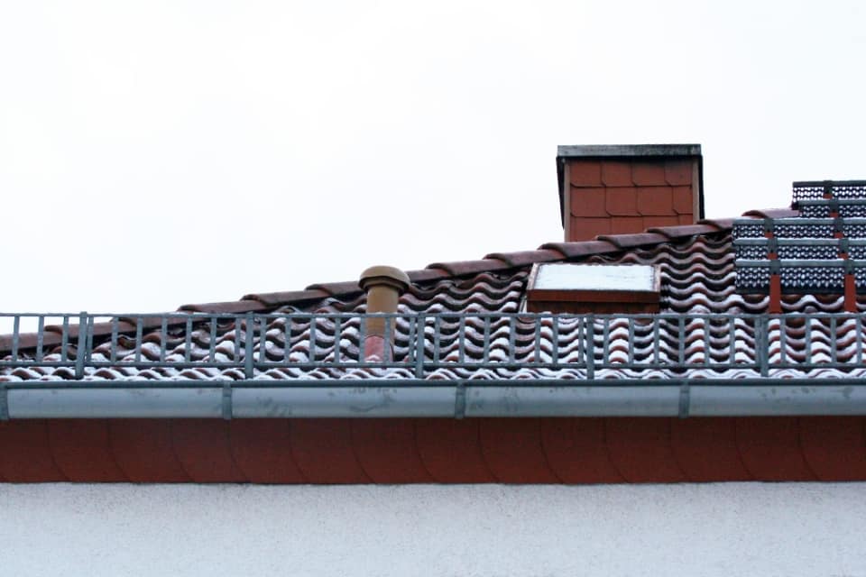 Firstziegel verlegen | Anleitung zum Befestigen - Hausgarten.net