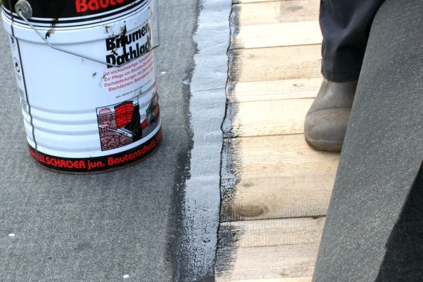 Bitumenbahn selber verlegen: DIY-Anleitung für Dachpappe - Hausgarten.net