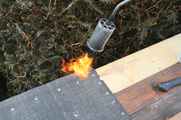 Bitumenbahn selber verlegen: DIY-Anleitung für Dachpappe - Hausgarten.net