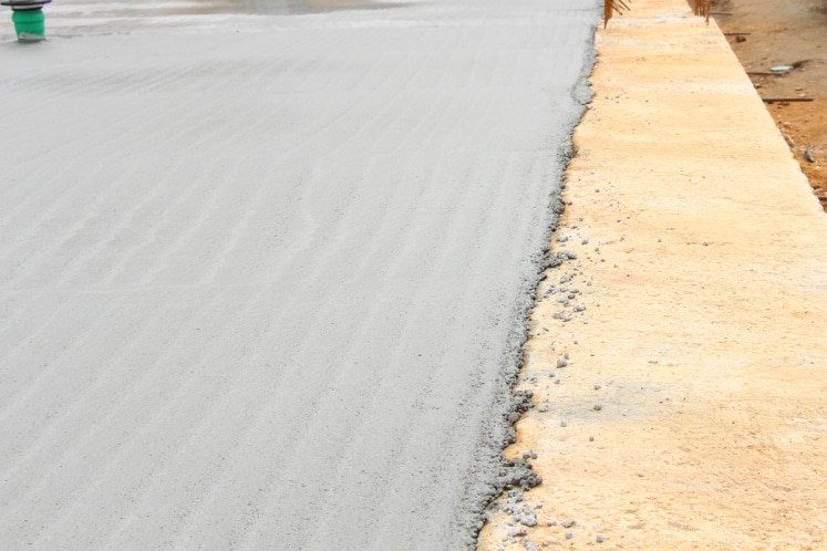 Beton auf Beton: Zementwasser als Haftgrund herstellen - Hausgarten.net