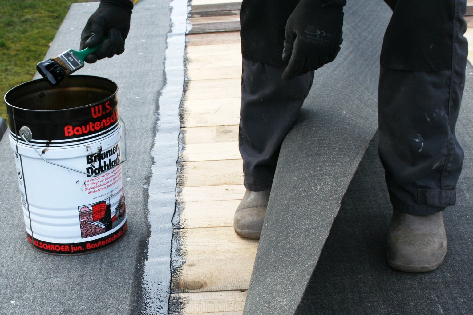 Bitumenbahn selber verlegen: DIY-Anleitung für Dachpappe - Hausgarten.net